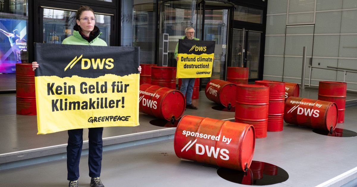 Greenpeace protestiert gegen Deutsche-Bank-Fondstochter DWS • news ...